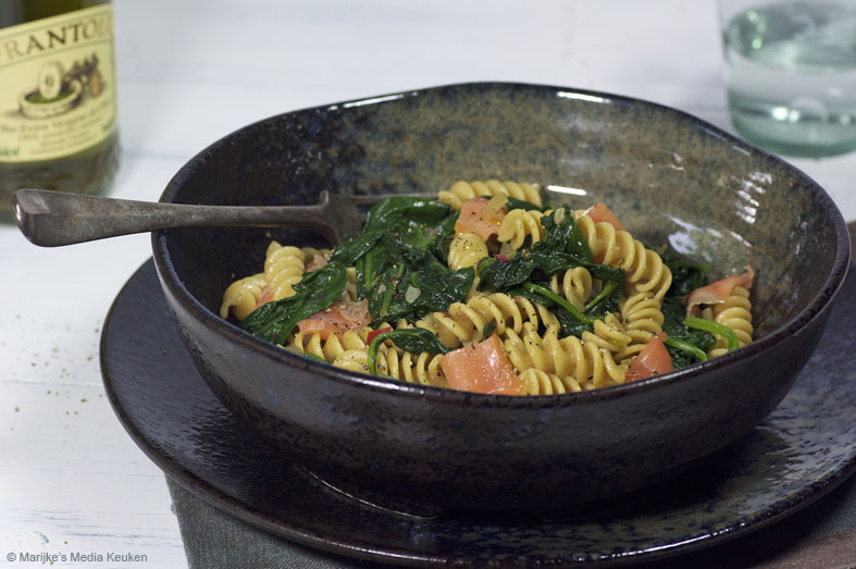Pasta met spinazie, knoflook en gerookte zalm ⋆ Marijke Sterk Pasta met spinazie, knoflook en gerookte zalm ⋆ Marijke Sterk